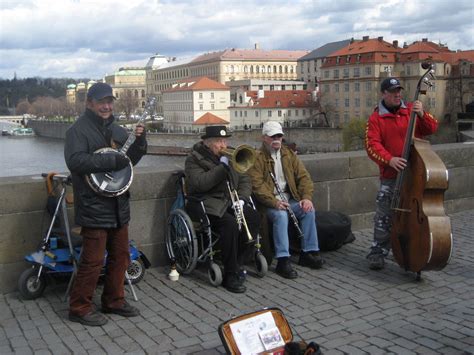 Straatmuzikanten Op De Karelsbrug In Praag Tjechie Musica