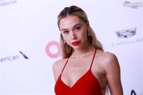 Alexis Ren Affiche Sa Silhouette élancée Dans Une Robe Rouge à La Soirée Des Oscars 9 Photos