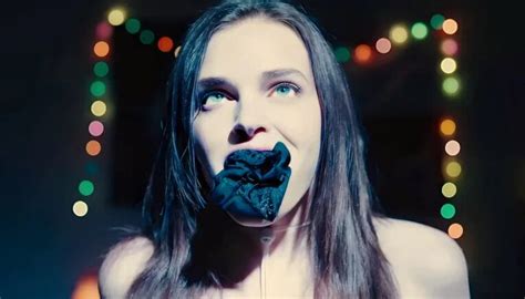 Девушка Проводя Безумные Стримы Для Взрослых Зашла Слишком Далеко — Видео от Mr Moment