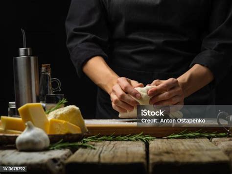 요리사는 커팅 보드에 반죽을 반죽합니다 많은 재료 요리 파이 피자 포카 치아 파스타 라비올리 가정 요리 레스토랑 호텔 피자 가게 빵집 가정 주방에 대한 스톡 사진 및 기타