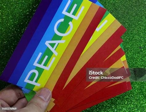 포커 게임 중에 마치 카드를 연주하는 것처럼 평화 깃발을 들고 전쟁을 물리 칠 수있는 모든 기회를 제공 할 필요성을 상징합니다