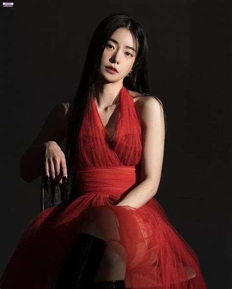 가슴 겨우 가린 노출 패션으로 극강의 섹시미 발산한 더 글로리 임지연 네이버 포스트