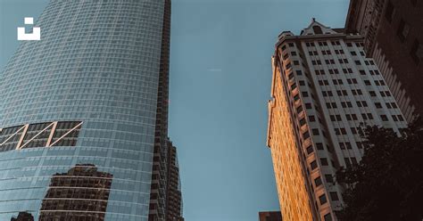 고층 건물과 교통체증으로 가득한 도심 거리 사진 Unsplash의 무료 로스 앤젤레스 다운타운 이미지