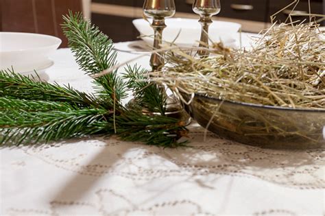 백그라운드에서 빨간 크리스마스 트리 크리스마스 콘 흰색 테이블 설정에 빈 숟가락 텍스트에 대 한 장소입니다 위에서 볼 수 있습니다 0명에 대한 스톡 사진 및 기타 이미지