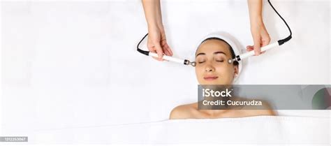 전기 자극 얼굴 케어 스파 절차를 받는 중년 여성의 최고 보기 마이크로 전류 리프트 면 건강관리와 의술에 대한 스톡 사진 및 기타 이미지 건강관리와 의술 마사지