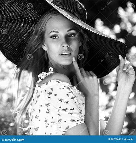 Черно белый внешний портрет красивой молодой белокурой сексуальной женщины в черной классической