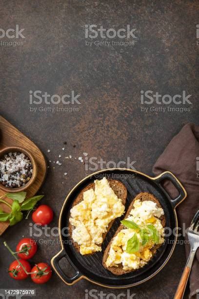 통곡물 빵에 스크램블 에그 수제 아침 식사 또는 브런치 식사 스크램블 에그 위에서 본 모습 공간을 복사합니다 0명에 대한 스톡 사진 및 기타 이미지 Istock
