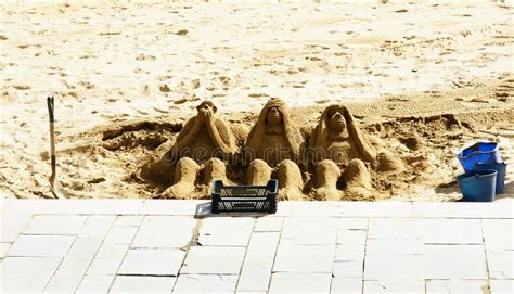 Skulpturen Der Drei Affen Mit Sand Setzen Auf Den Strand Redaktionelles