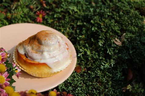 해어름카페 해어름해어름카페 시나몬롤 달달한 시나몬 향과 고소한 호두 가 들어간 빵 위에