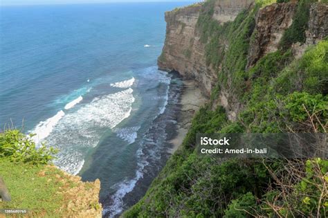 푸라 루후르 울루와투 사원은 인도네시아 발리의 힌두교 바다 사원입니다 절벽 꼭대기에 자리한 웅장한 위치로 유명합니다 놀라운 풍경 푸른 하늘과 바다절벽 0명에 대한 스톡 사진