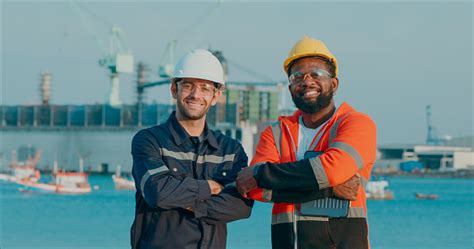 Portrait 유지 보수 엔지니어 팀 Arm Cross는 상업 조선소에서 손상된 대형 벌크 선박을 수리하거나 재건 할 계획을 회의 한 후 직업에 대한 스톡 사진 및 기타