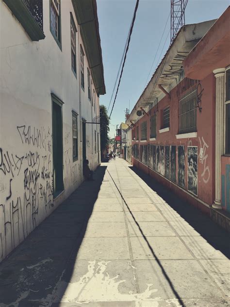 무료 이미지 선로 도로 거리 골목 벽 수송 차량 레인 미술 하부 구조 모양 이웃 노면 도시 지역 주거 지역 3024x4032 83688