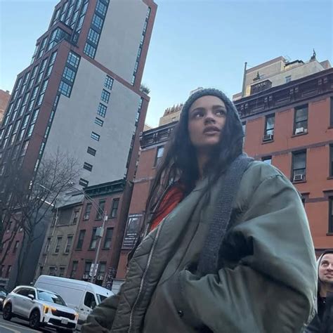 Rosalía Pillada Por Las Calles De Barcelona Con Emilio El Novio Cena En Este Restaurante