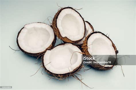 컬러 배경에 코코넛의 일부 닫아 신선한 잘 익은 코코넛 조각으로 나누어 0명에 대한 스톡 사진 및 기타 이미지 0명 건강한 생활방식 건강한 식생활 Istock