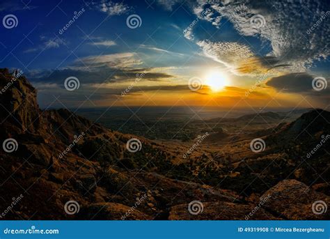 Ландшафт на заходе солнца восходе солнца над полями Стоковое Фото изображение насчитывающей