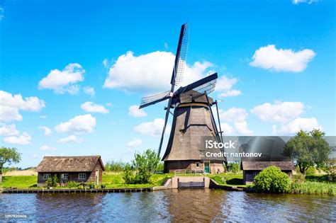 네덜란드의 킨더 디크 마을의 유명한 풍차 네덜란드 유럽의 다채로운 봄 농촌 풍경 유네스코 세계 문화 유산과 유명한 관광 사이트 0명에 대한 스톡 사진 및 기타 이미지