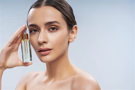 Сыворотка для лица для чего как выбрать пользоваться и наносить на кожу