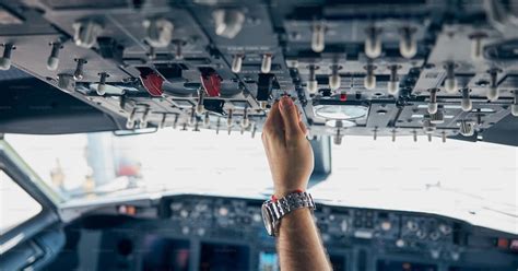 현대 민간 여객기의 조종석에서 엔진 동력 제어에 대한 높은 상세한 보기의 초상화를 닫습니다 사진 Unsplash의 컬러 이미지 이미지