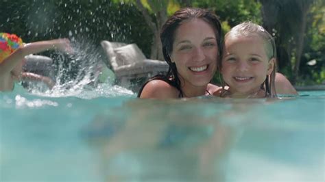 3 927 Mom Swimming Pool Stock Videos Footage And 4k Video Clips Getty Images