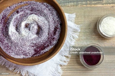 강판된 코 티 지 치즈와 사탕 무의 혼합된 분말 잘게 지상 나무 테이블에 투박한 사탕 치즈 분말 플레이트 0명에 대한 스톡 사진 및 기타 이미지 Istock