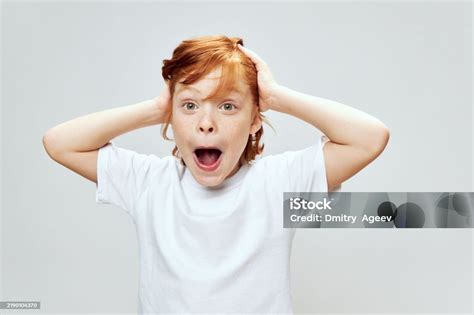 입을 벌리고 어리석은 얼굴을 가진 빨간 머리를 가진 귀여운 소년 복사 공간 8 9 살에 대한 스톡 사진 및 기타 이미지 8 9 살 T 셔츠 가리키기 Istock