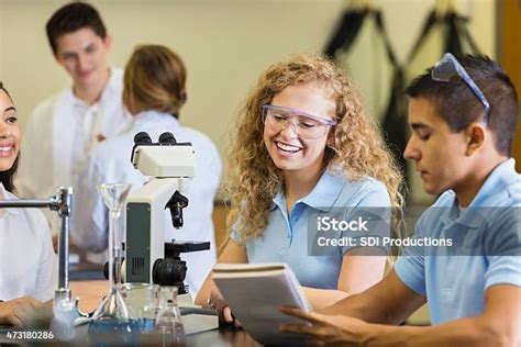 다양한 고등학교 학생들이 수업 중에 과학 사용하여 현미경 학생에 대한 스톡 사진 및 기타 이미지 학생 제복 교육 Istock