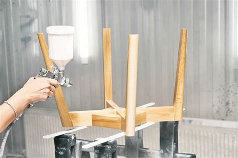 여자는 페인트 챔버에 스프레이 총으로 나무 의자 베이스를 페인트 스프레이 페인트에 대한 스톡 사진 및 기타 이미지 스프레이