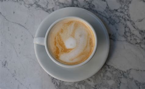 커피 숍의 대리석 테이블 배경에 거품으로 장식 된 카푸치노 또는 라떼의 흰색 머그잔 사랑에 커플을위한 아침 커피 위쪽 보기 0