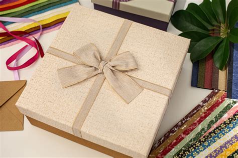 흰색 배경에 선물 포장에 대한 모든 것들 리본이 있는 상자를 선물합니다 리본 과 컬러 페이퍼 강림절에 대한 스톡 사진 및 기타 이미지 Istock