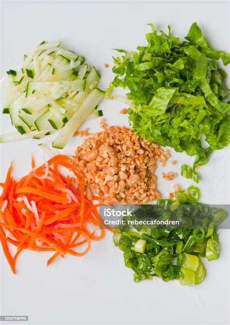 패드 타이 또는 라면 국수 재료 및 장식 정통 일본 베트남 요리 재료 콩나물 바질 라임 양파 양배추 국수 돼지 고기 닭고기 두부 파와 실란트로 계란 과 후추 소스 거리에