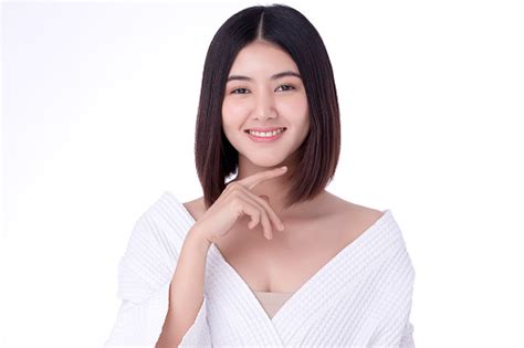 초상화 아름 다운 젊은 아시아 여자 깨끗 한 신선한 맨 피부 개념입니다 아시아 소녀 아름다움 얼굴 스킨 케어 및 건강 웰빙 얼굴 치료 완벽한 피부 자연 메이크업 흰색 배경에