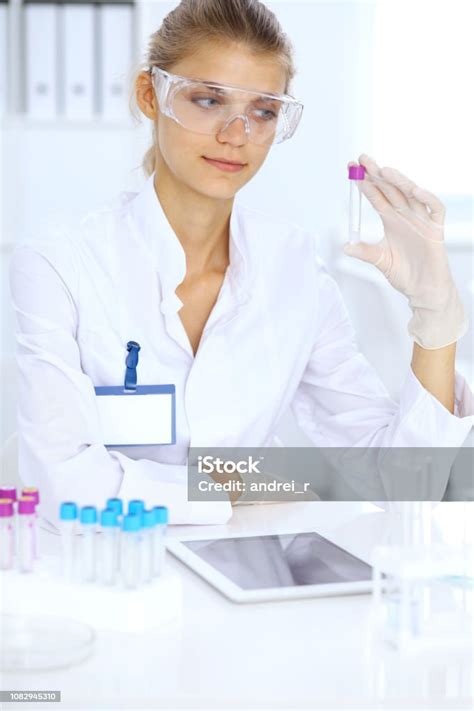 여성 과학 연구원 또는 혈액 검사 보조 실험실에서 의학 개념 Stem 주제에 대한 스톡 사진 및 기타 이미지 Stem 주제