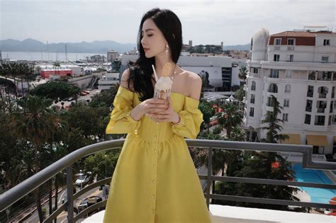 刘诗诗晒戛纳黄裙随拍 阳台上涂口红尽显法式风情 搜狐大视野 搜狐新闻
