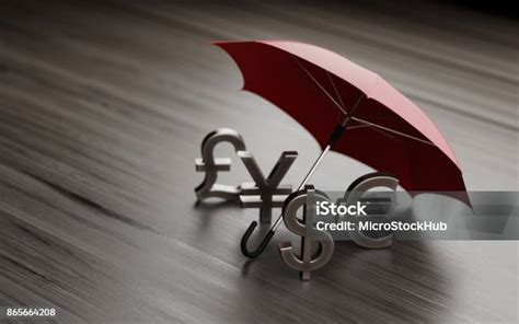 미국 달러 유로 영국 파운드 및 일본 엔 통화 기호 빨간 우산 아래 갈색 반사 나무 표면에 서 서 0명에 대한 스톡 사진 및 기타 이미지 Istock