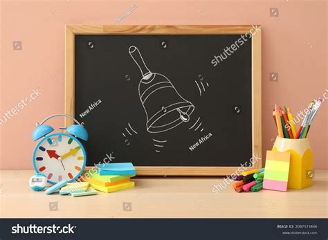 27 072 Fotos De Timbre Escolar Fotos Imágenes Y Otros Productos Fotográficos De Stock