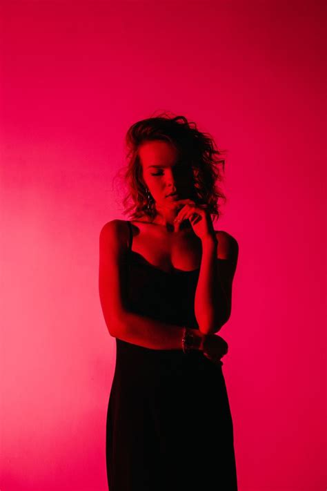 Фотосессия в студии розовый фон Фотосессия Модельные позы Девушка в платье