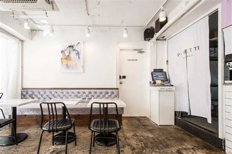 화이트톤에 핑크 컬러로 포인트를 준 레스토랑 인테리어