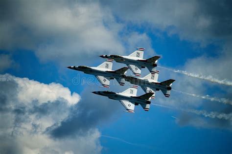 Us Air Force F 16 Thunder Birds Performing At An Air Show In Usa