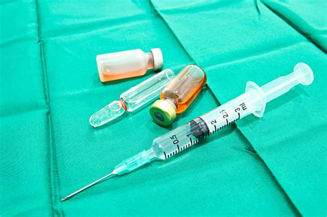 유리병 및 약물 녹색 직물에 바늘 3 Ml 플라스틱 주사기의 용액 건강관리와 의술에 대한 스톡 사진 및 기타 이미지 건강관리와 의술 단일 객체 백신접종 Istock