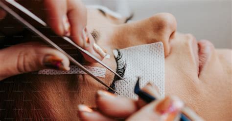 속눈썹 연장 절차에 아름 다운 중년 여자입니다 화장품과 바디 케어 클로즈업 샷 사진 Unsplash의 세르비아 이미지