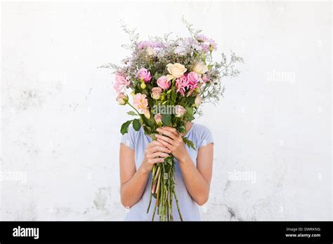 Versteckt Sich Hinter Blumen Fotos Und Bildmaterial In Hoher Aufl Sung Alamy