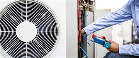 매니폴드 게이지를 사용하는 기술자는 산업용 에어컨 충전 및 실외 공기 압축기 및 에어컨 시스템 유지 보수 또는 점검 장비를 측정하고 있습니다 Stem 주제에 대한 스톡 사진