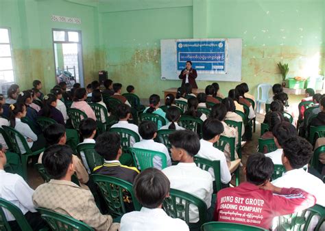 အ လ က ခွဲ ၁ ရပ်ကွက်ကျောင်းတွင် ကျောင်းသား ကျောင်းသူများကို