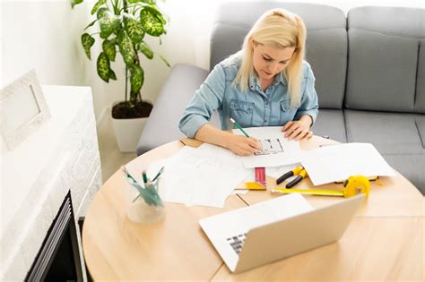 청사진 작업을 하는 건축가 건축가 작업장 건축 프로젝트 청사진 통치자 계산기 노트북 및 칸막이 나침반 건설 개념 엔지니어링 도구 오토캐드에 대한 스톡 사진 및 기타 이미지