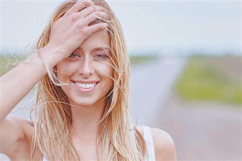 긴 금발 머리를 나 부 끼고와 쾌활 한 젊은 여자의 야외 초상화 20 29세에 대한 스톡 사진 및 기타 이미지 20 29세