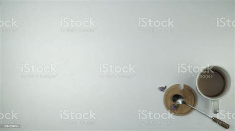 나무 트레이에 커피와 숟가락의 상단 보기 흰색 배경에 공간을 복사 평면 누워 0명에 대한 스톡 사진 및 기타 이미지 0명