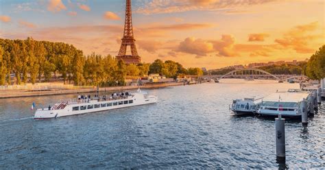 파리와 유럽 전역의 주요 명소는 유람선이있는 센 강 유역의 석양 광선에있는 에펠 탑입니다 사진 Unsplash의 에펠 이미지