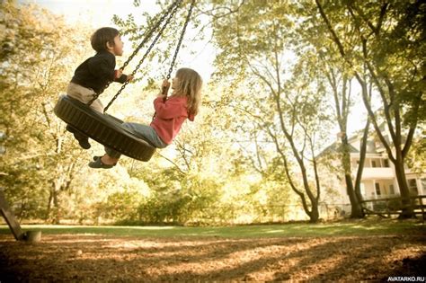 Дети катаются на качели из шины — Картинки на аву