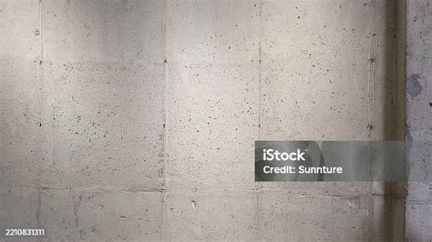 눈에 띄는 이음새와 미묘한 질감이 있는 견고한 콘크리트 벽은 산업적 미학과 원료의 대비를 보여줍니다 0명에 대한 스톡 사진 및 기타 이미지 Istock