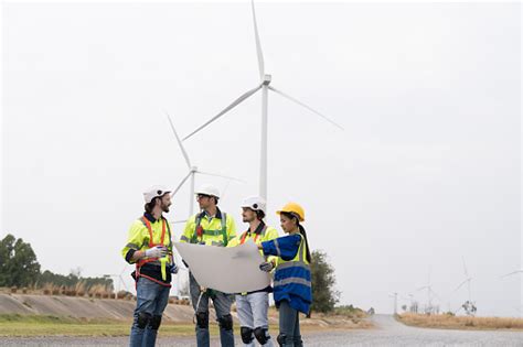 풍차 현장 농장의 남녀 엔지니어 안전 유니폼을 입고 풍력 터빈의 품질 작업 및 검사 풍력 터빈 수리 또는 유지 보수 20 24세에 대한 스톡 사진 및 기타 이미지 Istock
